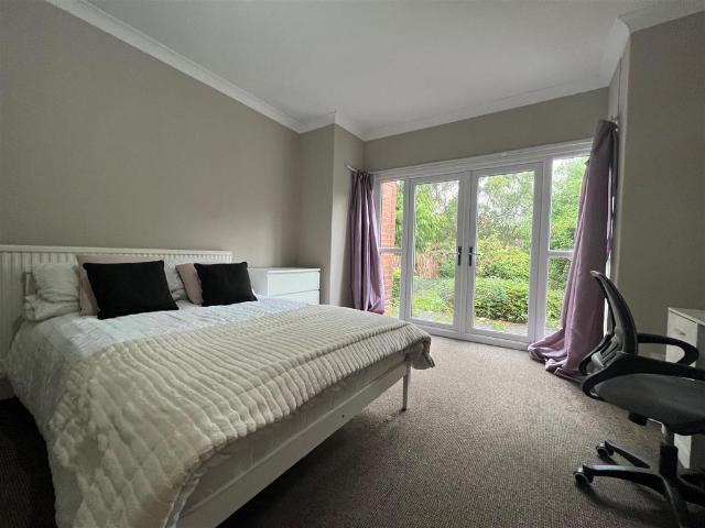 En suite Student Shared Accommodation. 8 bed house share to rent £4,333 pcm £1,000 pw