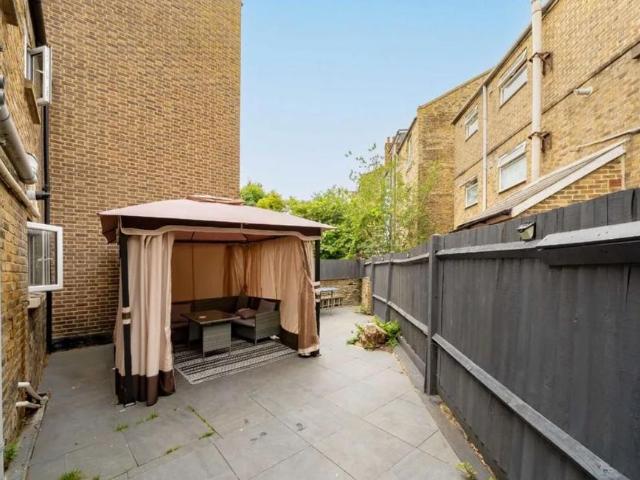 Ennis Road, Finsbury Park, London, N4 6 bed semi detached house to rent £5,800 pcm £1,338 pw