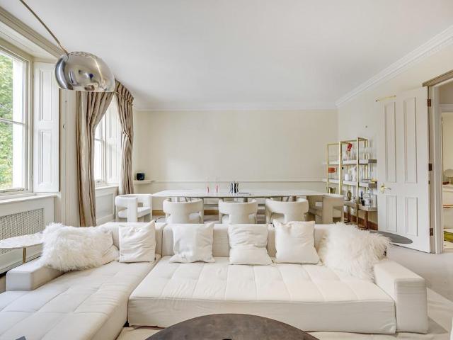 Ennismore Gardens, Knightsbridge SW7 1 bed apartment to rent £4,333 pcm £1,000 pw