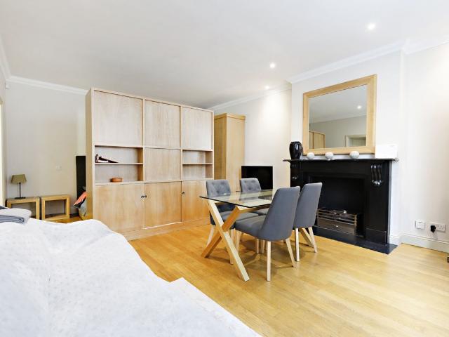Ennismore Gardens, Knightsbridge SW7, Studio to rent, £2,492 pcm | PrimeLocation