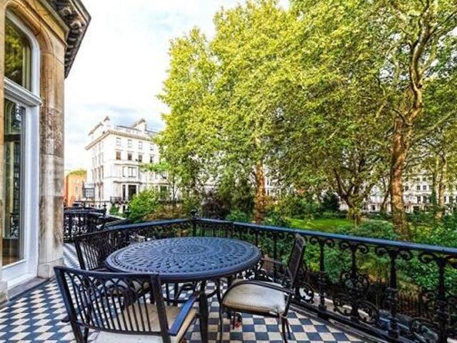 Ennismore Gardens, London, 2 Bedroom Apartment