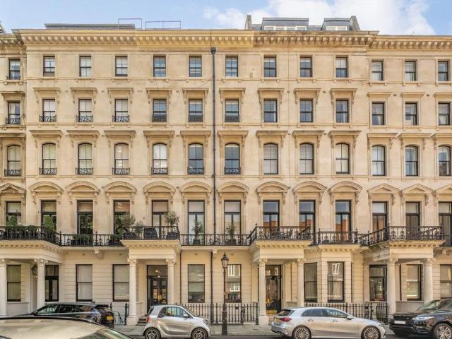 Ennismore Gardens, London SW7 2 bed flat to rent £5,499 pcm £1,269 pw