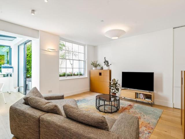 Ennismore Gardens, London SW7 3 bed flat to rent £6,912 pcm £1,595 pw