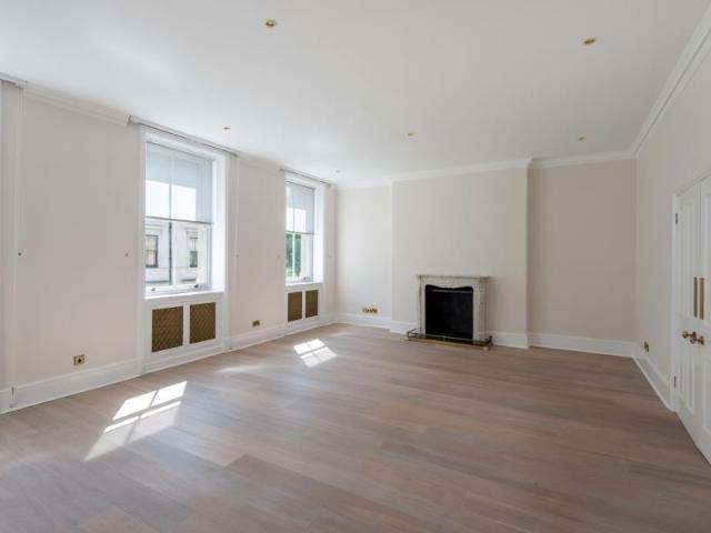 Ennismore Gardens, London, SW7 4 bed flat to rent £8,498 pcm £1,961 pw