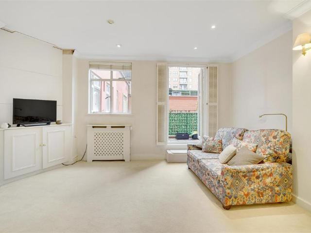 Ennismore Gardens, South Kensington, SW7 1 bed flat to rent £2,700 pcm £623 pw