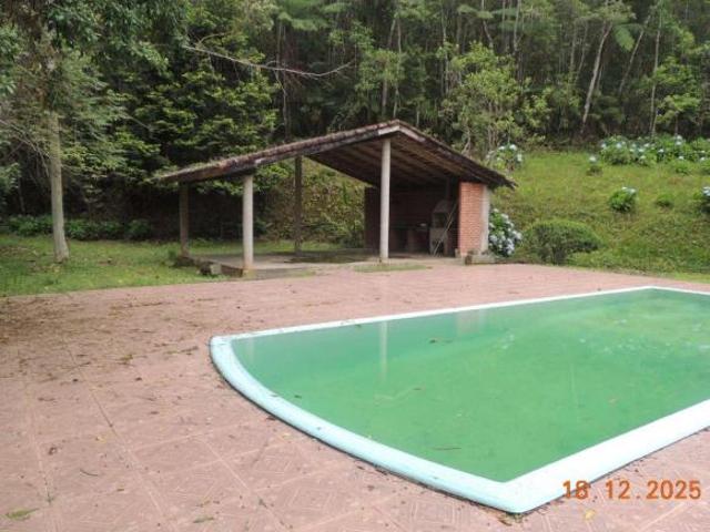 ENCANTADOR SITIO PISCINA LAGO
