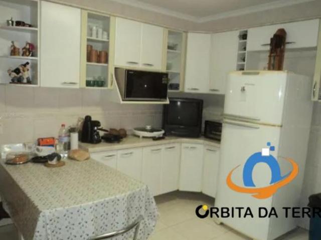 Encantador sobrado à venda! Com uma vaga para dois automóveis grandes e uma moto, este imóvel conta