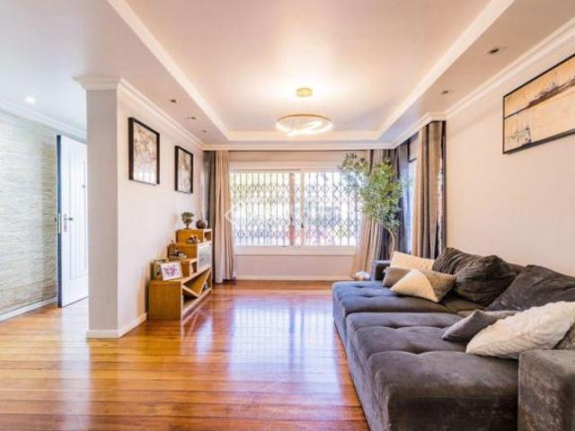 ENCANTADORA CASA MUITO BEM LOCALIZADA, REFORMADA E ILUMINADA!