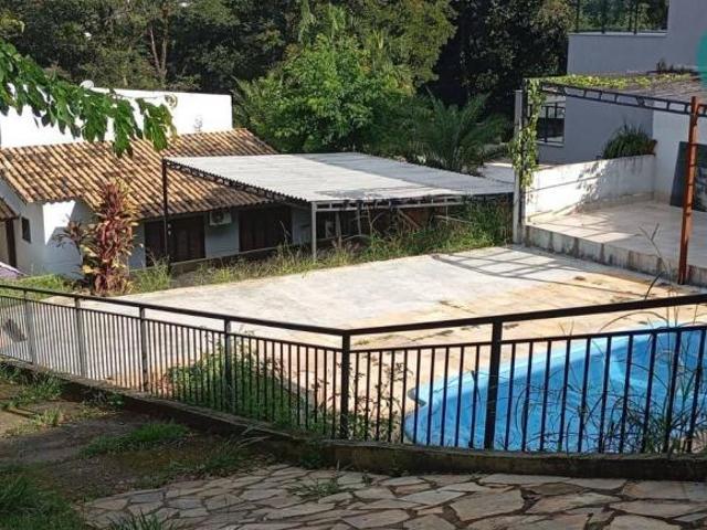 Encantadora casa de estilo colonial rústico localizada no prestigiado Condomínio Condados da Lagoa