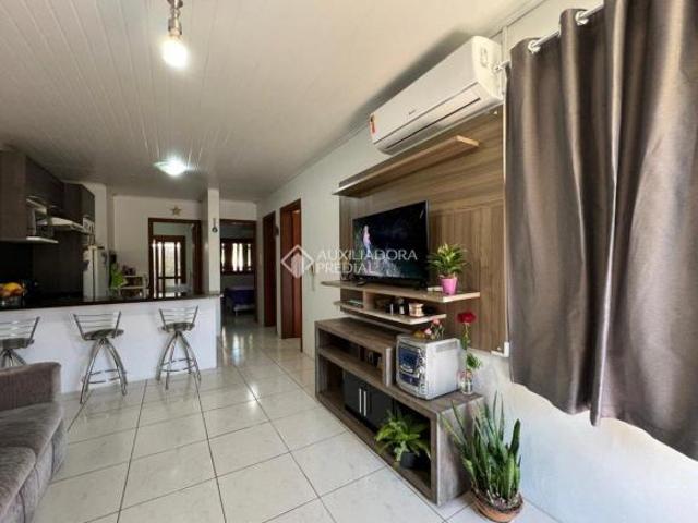 Encantadora casa em condomínio, totalmente plana, com 3 quartos.