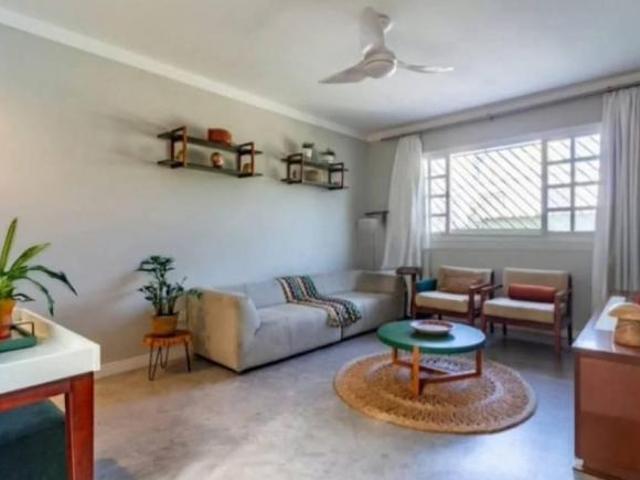 Encantadora Casa Padrão com 3 Dormitórios e Churrasqueira em São Paulo R$ 1.480.000 à Venda