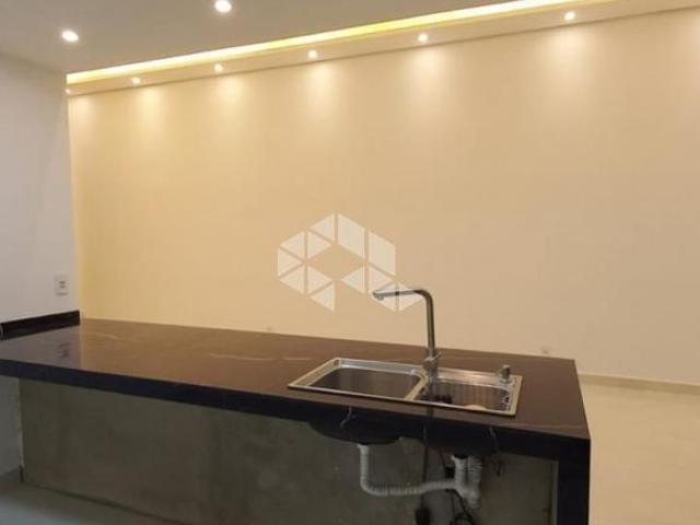 Encantadora e magnífica Casa, 03 dormitórios sendo 01 suíte, Semi Mobiliada Cen