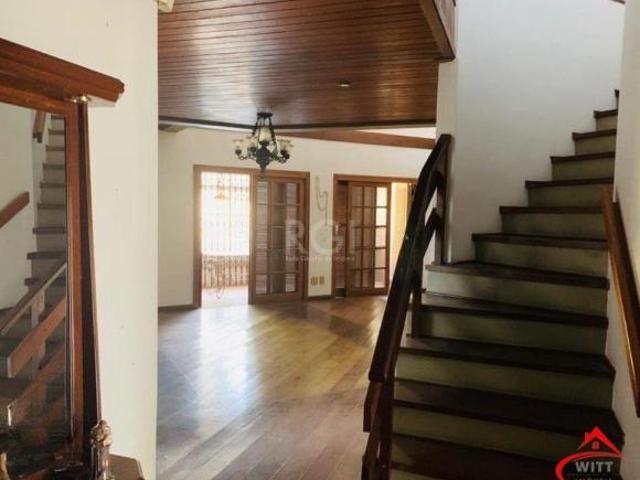 Encantadora residência com 03 dormitórios sendo 01 suíte e piscina