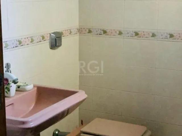 Encantadora residência com 03 dormitórios sendo 01 suíte e piscina