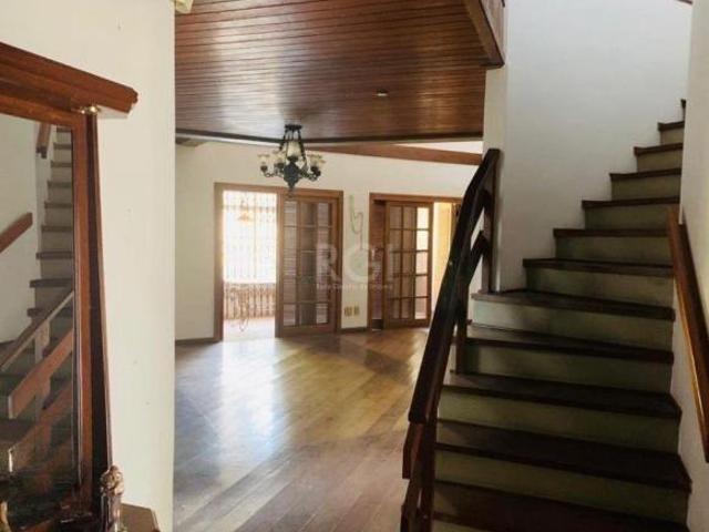 Encantadora residência com 03 dormitórios sendo 01 suíte e piscina