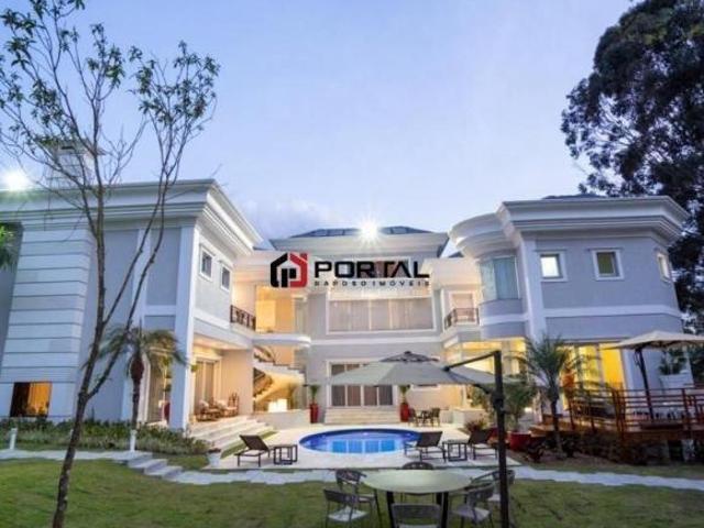 Encantadora Residência de Esquina: Jardim Exuberante e Elegância Única