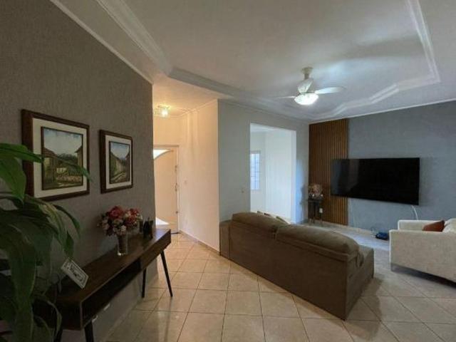 Encantadora residencia de 330 metros quadrados, situada em um bairro exclusivo e cobicado