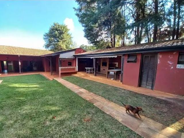 ENCANTADORA RESIDÊNCIA TÉRREA EM ESTILO RÚSTICO NO CONDOMÍNIO VALE DO ITAMARACÁ, VALINHOS