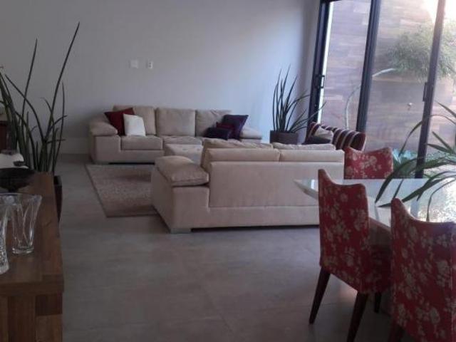 Encante se com esta casa espetacular no exclusivo Condomínio Fazenda Imperial!