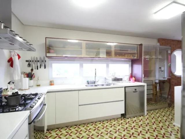 Encante se com esta casa moderna de alto padrão – 4 dormitórios, 2 suítes, 2 vagas. Alto padrão!