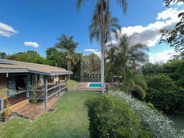 Encante se com Esta Linda Casa Térrea e Contemporânea em Meio à Natureza!