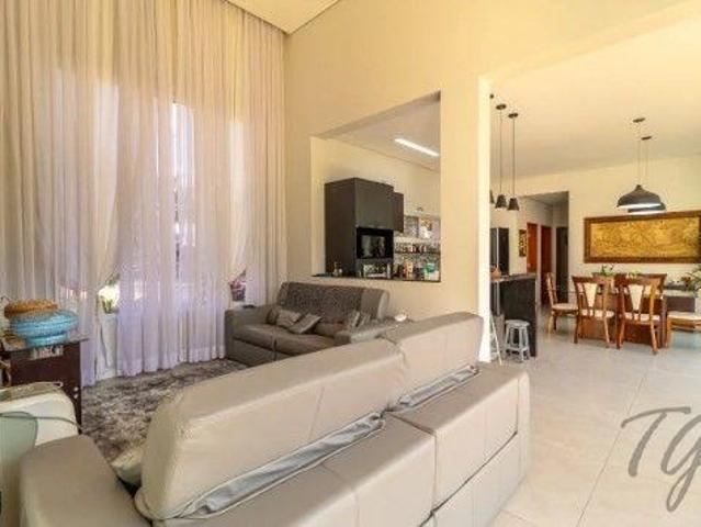 Encante se com esta residência única, cuidadosamente planejada no Valle do Lago