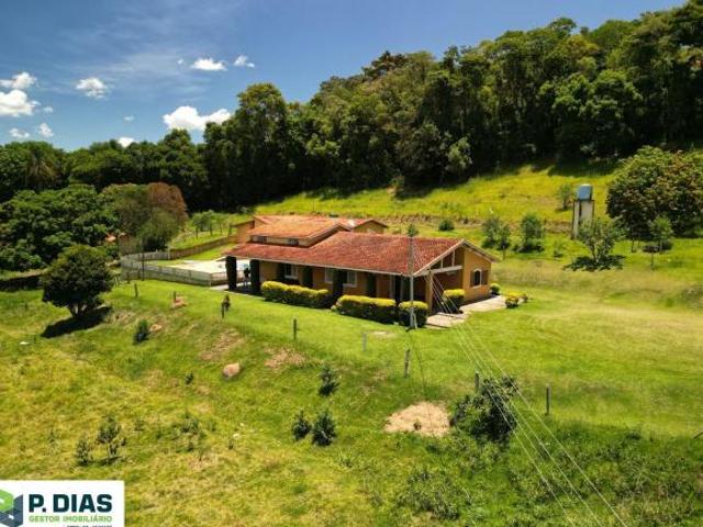 Encanto e Tradição: Chácara Estilo Colonial com Perfil de Sítio em Pinhalzinho SP