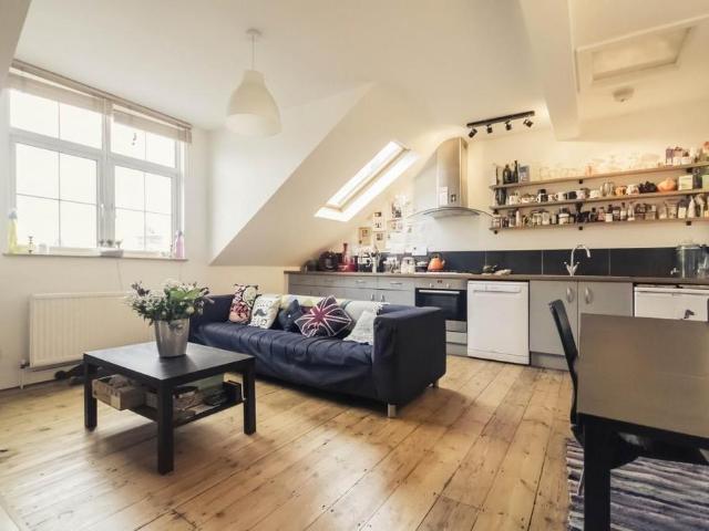 Endymion Road, London SW2 2 bed flat to rent £1,872 pcm £432 pw