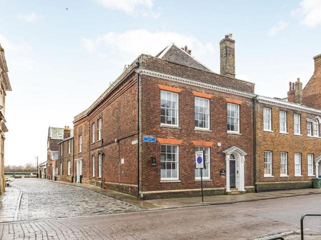 End of terrace house for sale