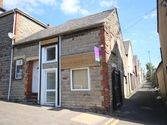 End of terrace house for sale