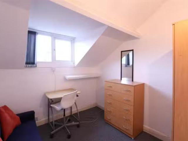 End of terrace house for rent in Room 7, Top Floor Front, Edgb.