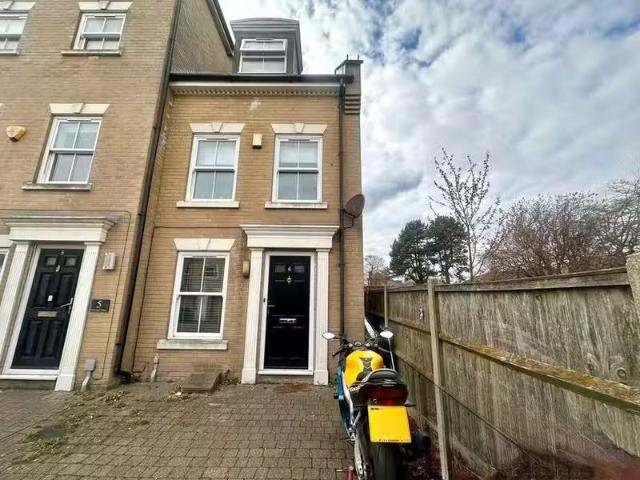 End Terrace House to rent, High Street, Gorleston, NR31 £950.