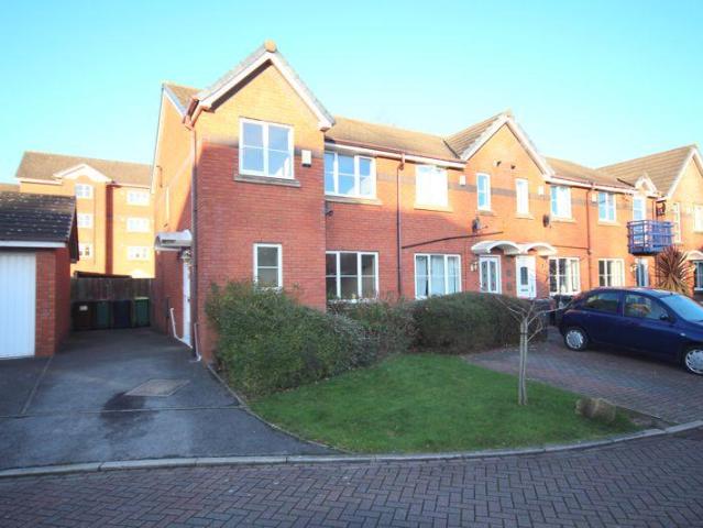 Endeavour Close, Preston PR2 3 bed semi detached house to rent £1,195 pcm £276 pw