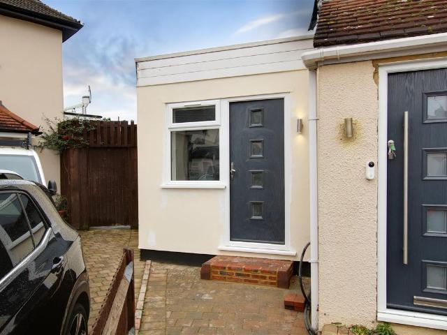 Endeavour Road, Cheshunt EN8, Studio to rent, £1,100 pcm | PrimeLocation