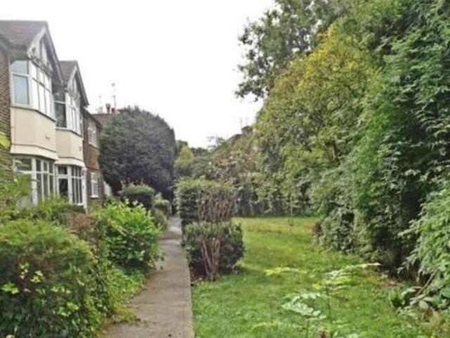 Endersleigh Gardens, London, 2 Bedroom Maisonette