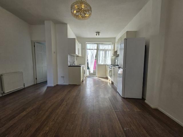 Endsleigh Gardens, Ilford IG1, 1 bed flat to rent, £1,350 pcm | PrimeLocation