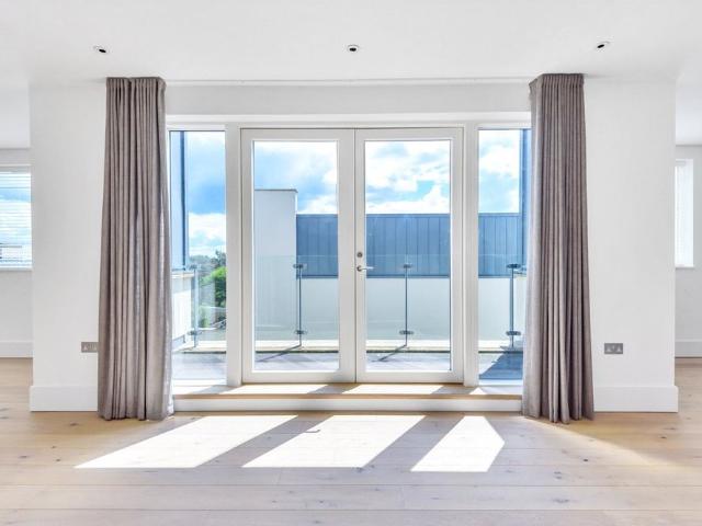 Energy efficient, Superb Penthouse apartment on the Upper Lansdown slopes some 1 mile north of Bath City Centre with balcony, off street parking space and south facing views