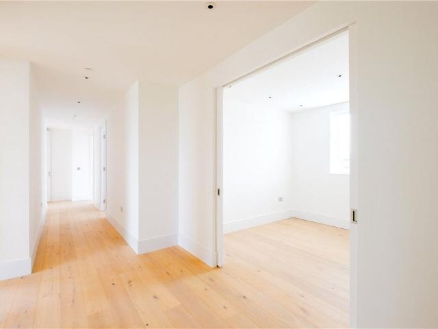 Energy efficient, Superb Penthouse apartment on the Upper Lansdown slopes some 1 mile north of Bath City Centre with balcony, off street parking space and south facing views