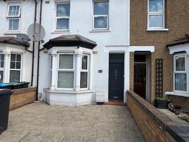 Enfield, EN3 4 bed terraced house to rent £2,350 pcm £542 pw