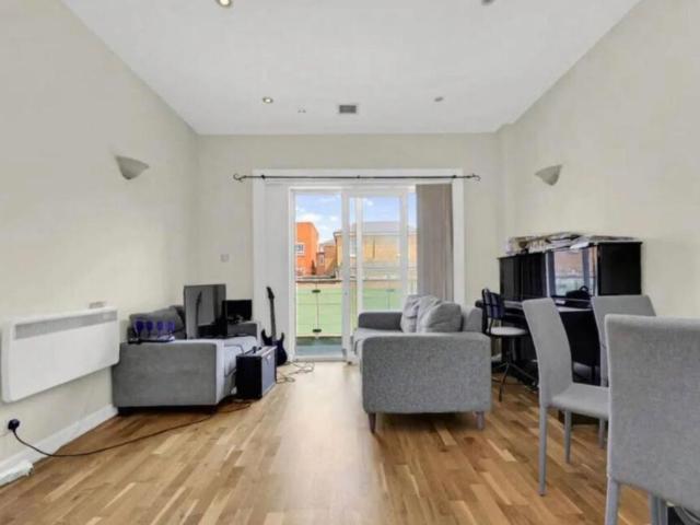 Enfield, London EN2, Enfield, 3 bed flat to rent, £2,500 pcm | PrimeLocation
