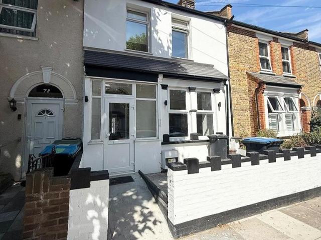 Southfield Road 4 bed terraced house to rent £2,750 pcm £635 pw