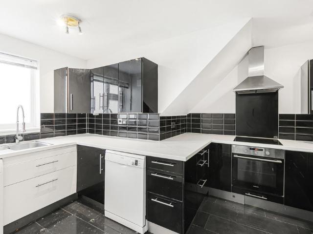 Engadine Close, Croydon, CR0 2 bed maisonette to rent £1,800 pcm £415 pw