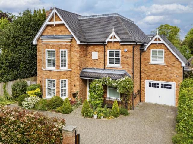 Englefield Green, Surrey 5 bed detached house to rent £7,450 pcm £1,719 pw