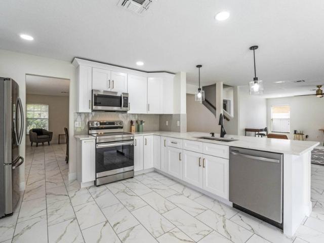 Enjoy the vibrant Avalon ParkWaterford Lakes life