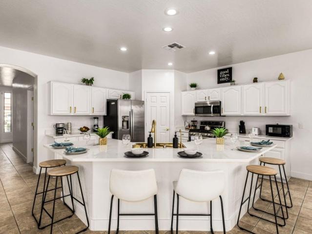 ENJOY this SPACIOUS MODERN Home in Peoria close t