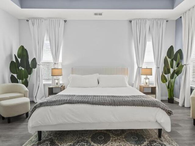 Enjoy PREMIUM Quality Living at the HEART of Gainesville. We have 6bdrms, 4brs, on site laundry room, & smart lock access. Along with mandatory weekly house cleaning's at no extra charge. Click on the 3D Tour button to walk INSIDE the home!