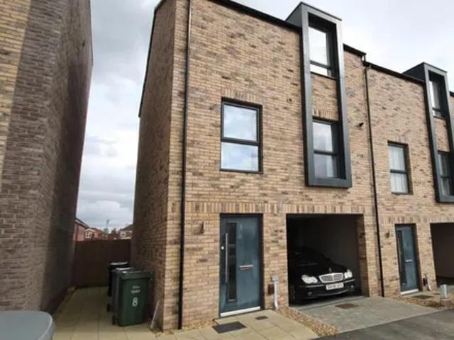 Enriqueta Rylands Close, Stretford, M32 0NW, United Kingdom | 3 bed townhouse for rent #139474938 | Rentberry