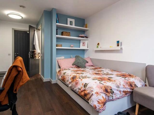 Ensuite Bedroom 8 Bed
