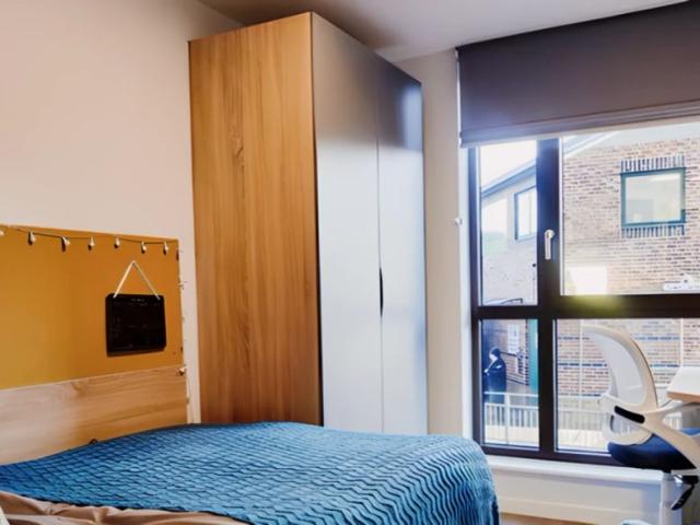 Ensuite bronze