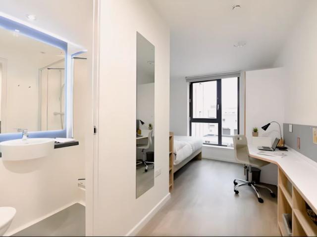 Ensuite bronze upper floor